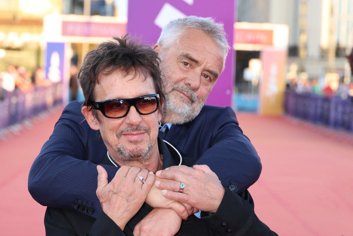Photo : Il a câliné son ami Éric Luc Besson et Eric Serra à la première ...