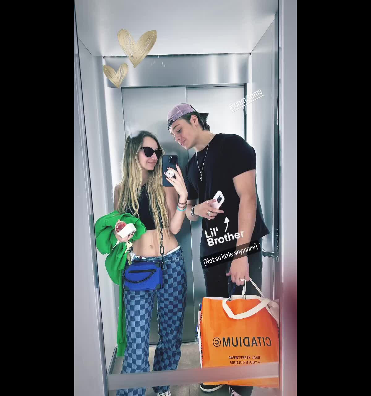Vidéo : Le jeune homme pose à côté de sa demi-soeur Emma Smet Emma Smet ...