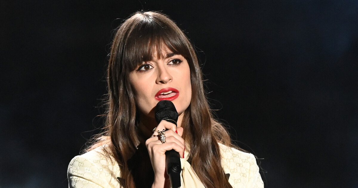 Clara Luciani pose pour la 1ère fois avec son bébé "koala", dont le ...
