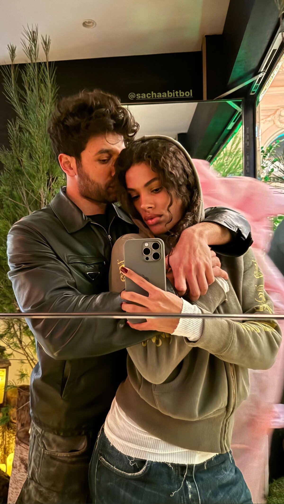 Photo : Dans sa story Instagram, Tina a donc pris la pose avec Sacha ...