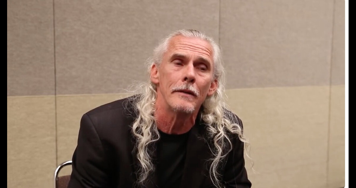 Photo : Camden Toy en interview pour Wesley Productions - Purepeople