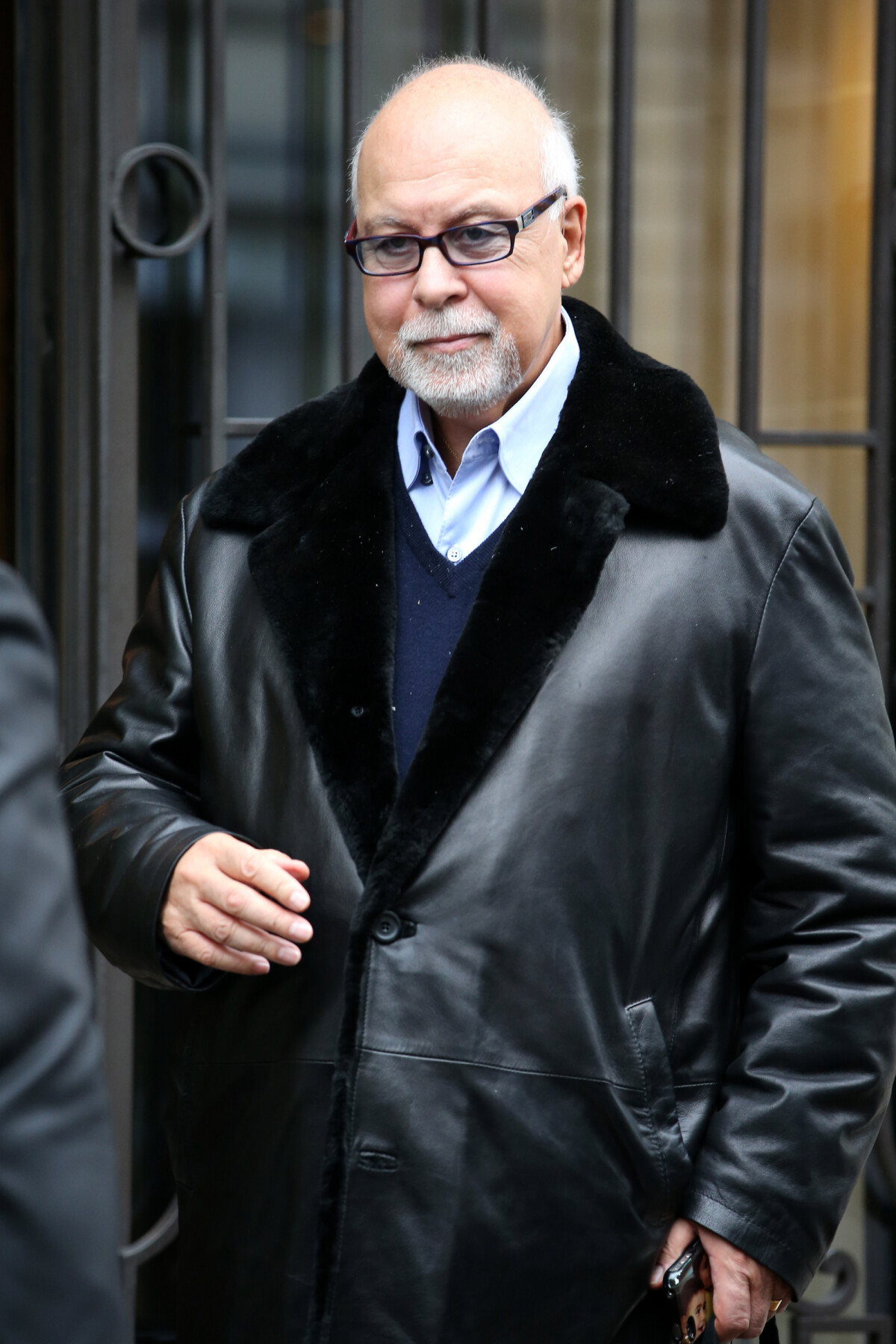 Photo : Rene Angelil sort de son hotel parisien. Le 12 novembre 2013 ...