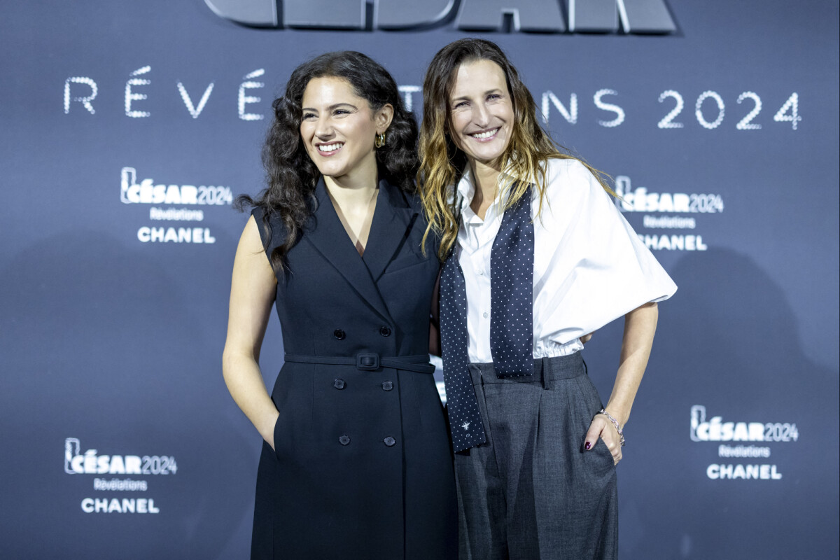 Photo : Sonia Faidi (habillée en Dior) et Camille Cottin au photocall ...