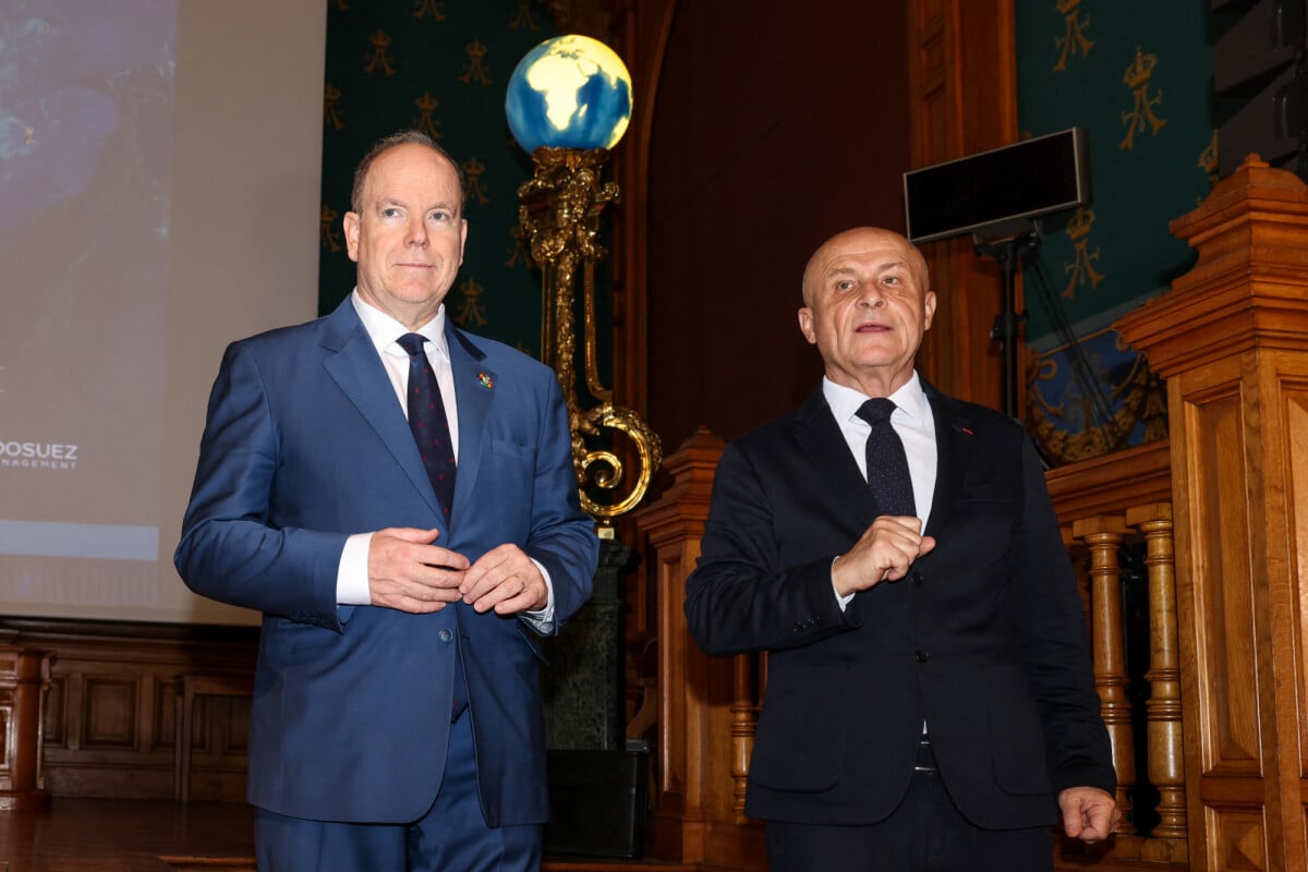 Photo : Exclusif - Le prince Albert II de Monaco et Olivier Poivre d'Arvor lors de la signature ...