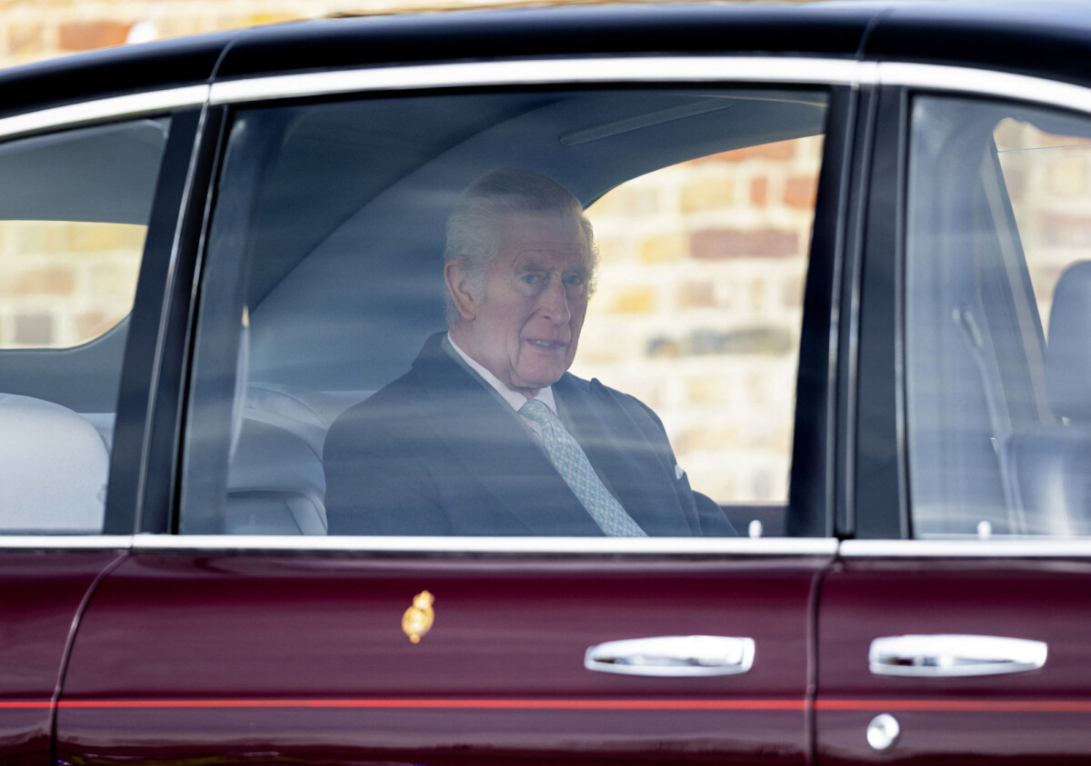 Photo : Le roi Charles III d'Angleterre, aperçu à la sortie du château ...
