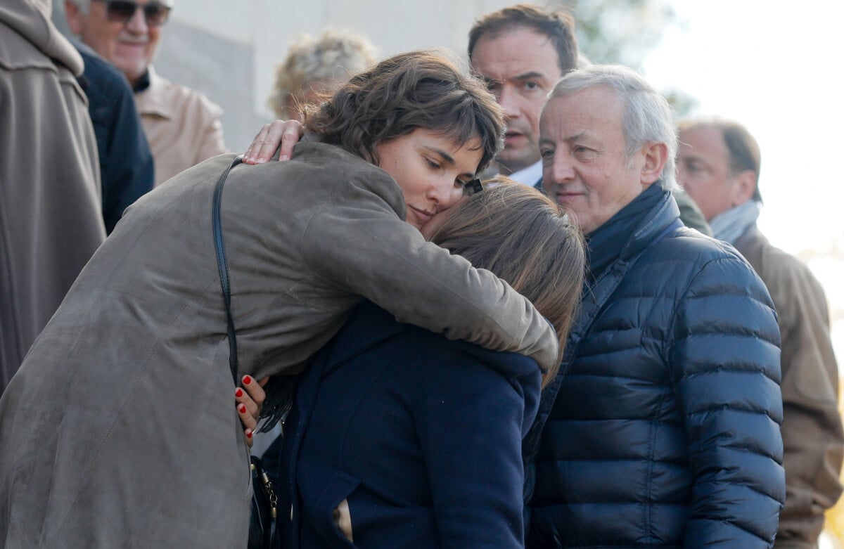 Photo : Deux mois après la mort de Samy, Eglantine Eméyé avait apporté ... Photo : Deux mois après la mort de Samy, Eglantine Eméyé avait apporté ...