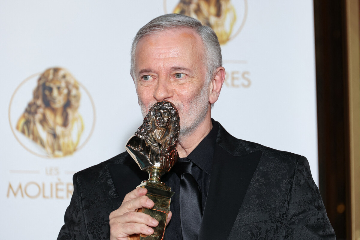 Photo : Francis Huster pose avec son Molière d'honneur lors de la 35e ...