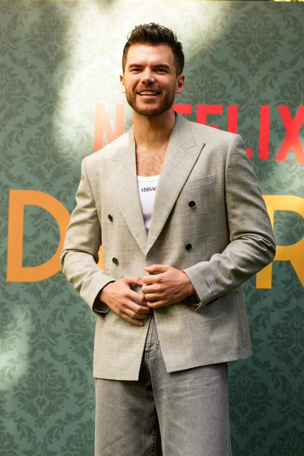 Photo : Luke Newton pour la promotion de la saison 3 de "La Chronique ...