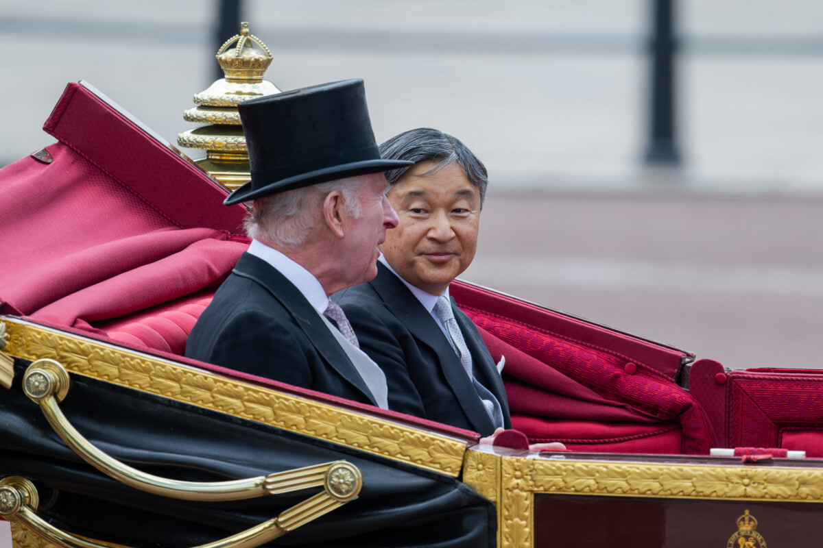 Photo : Voilà qui a dû plaire à l'empereur ! Le roi Charles III d ...