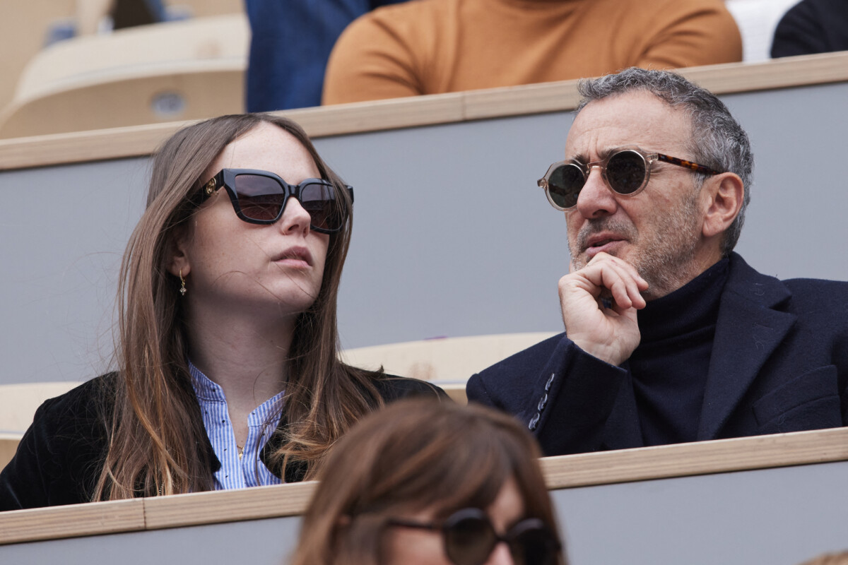 Photo : Elie Semoun et sa compagne dans les tribunes au même moment ...