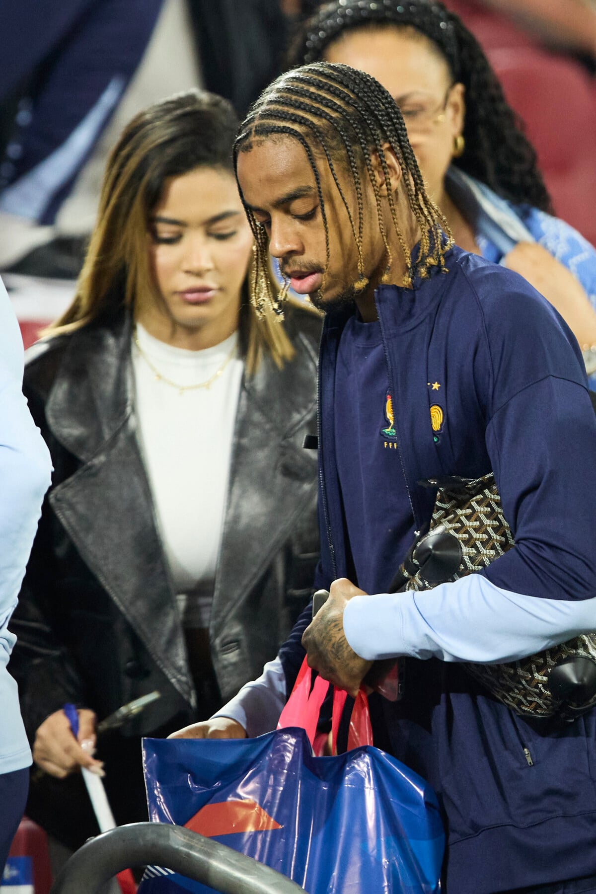 Photo : Bradley Barcola en famille - Célébrités dans les tribunes du ...