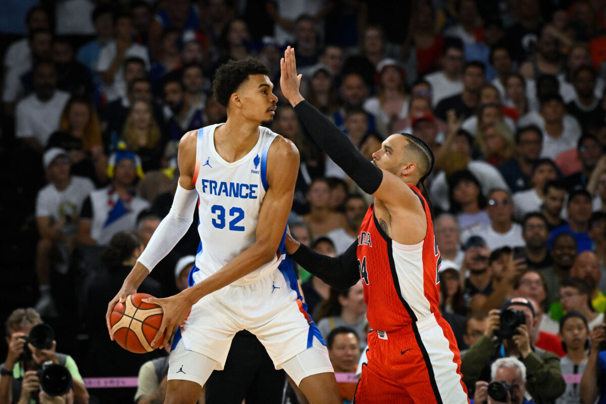 Photo : Quarts de finale - Victor Wembanyama et Brooks Dillon lors du ...