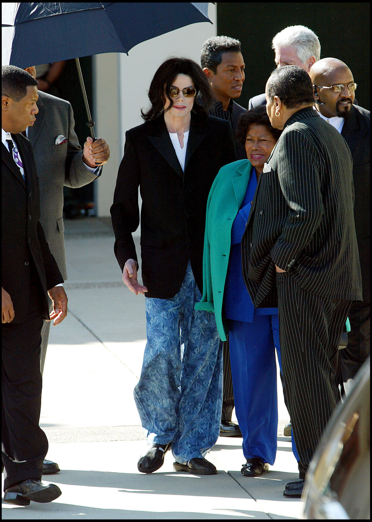 Photo : Michael Jackson arrive au tribunal de Santa Maria accompagné ...