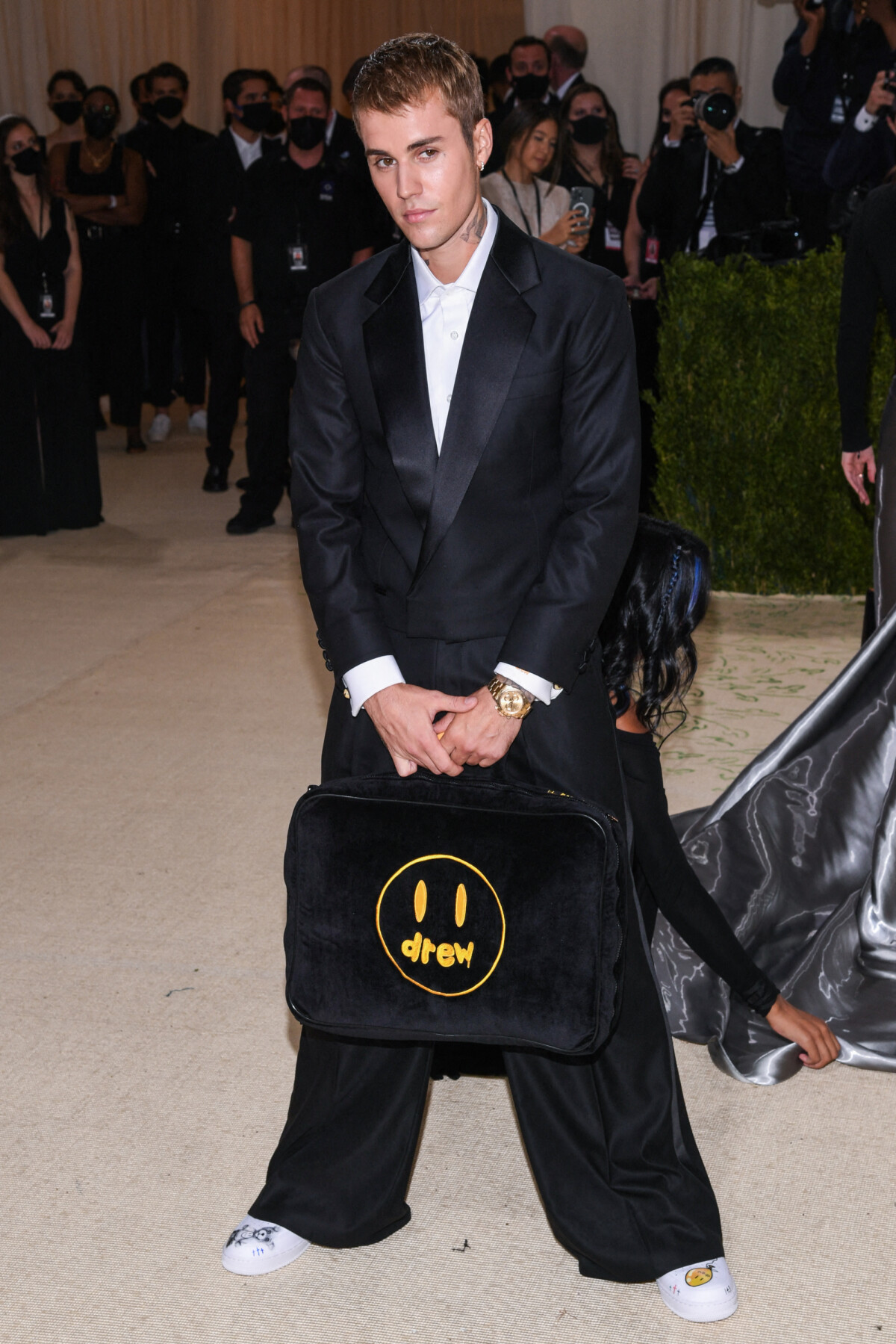 Photo : Justin Bieber marchant sur le tapis rouge lors du gala 2021 du ...