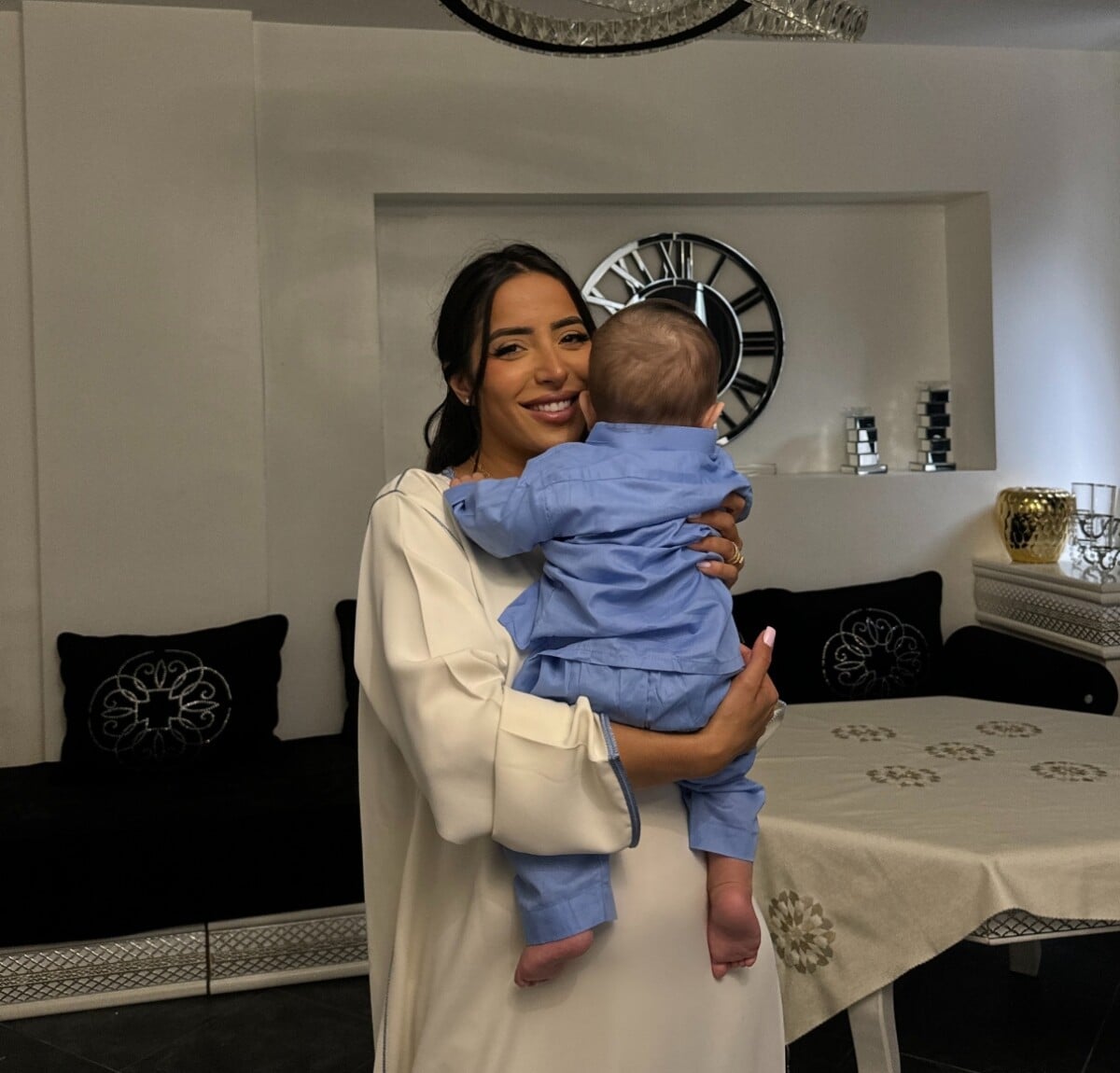 Photo : Leïla AD, l'épouse d'Hatik avec leur fils (Capture d'écran ...