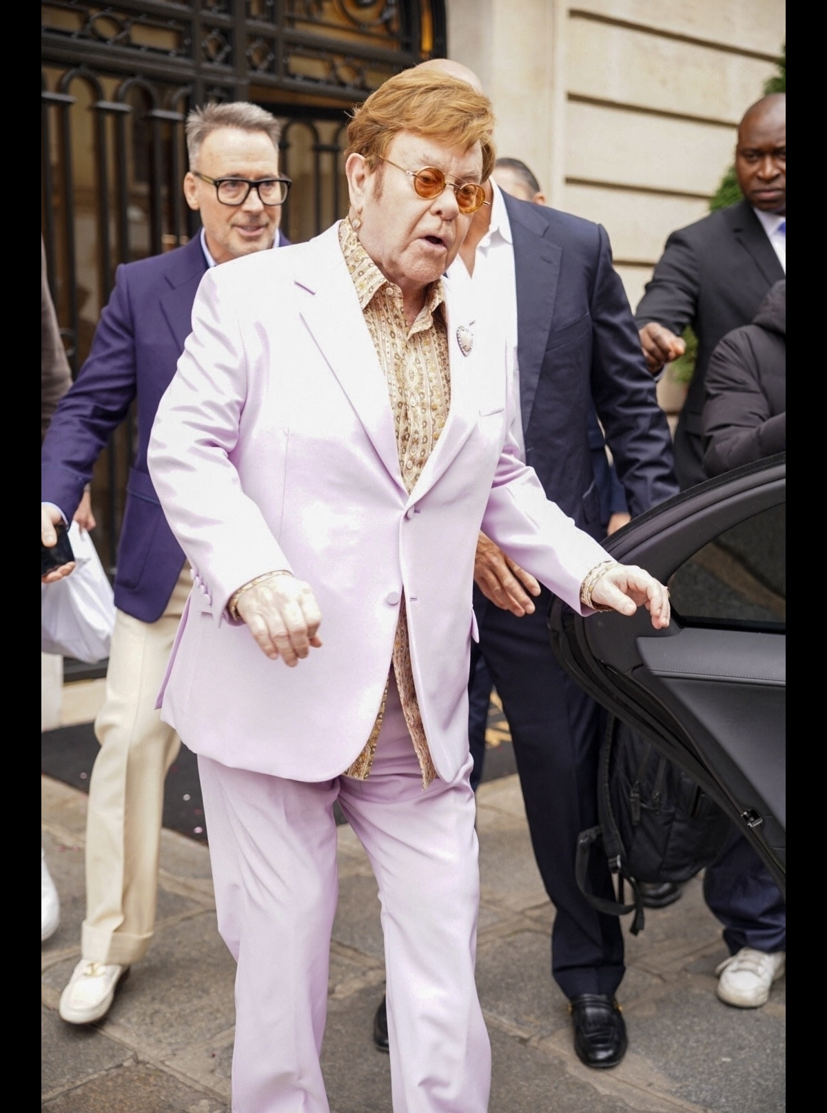 Photo : Elton John sort de son hôtel à Paris. - Purepeople