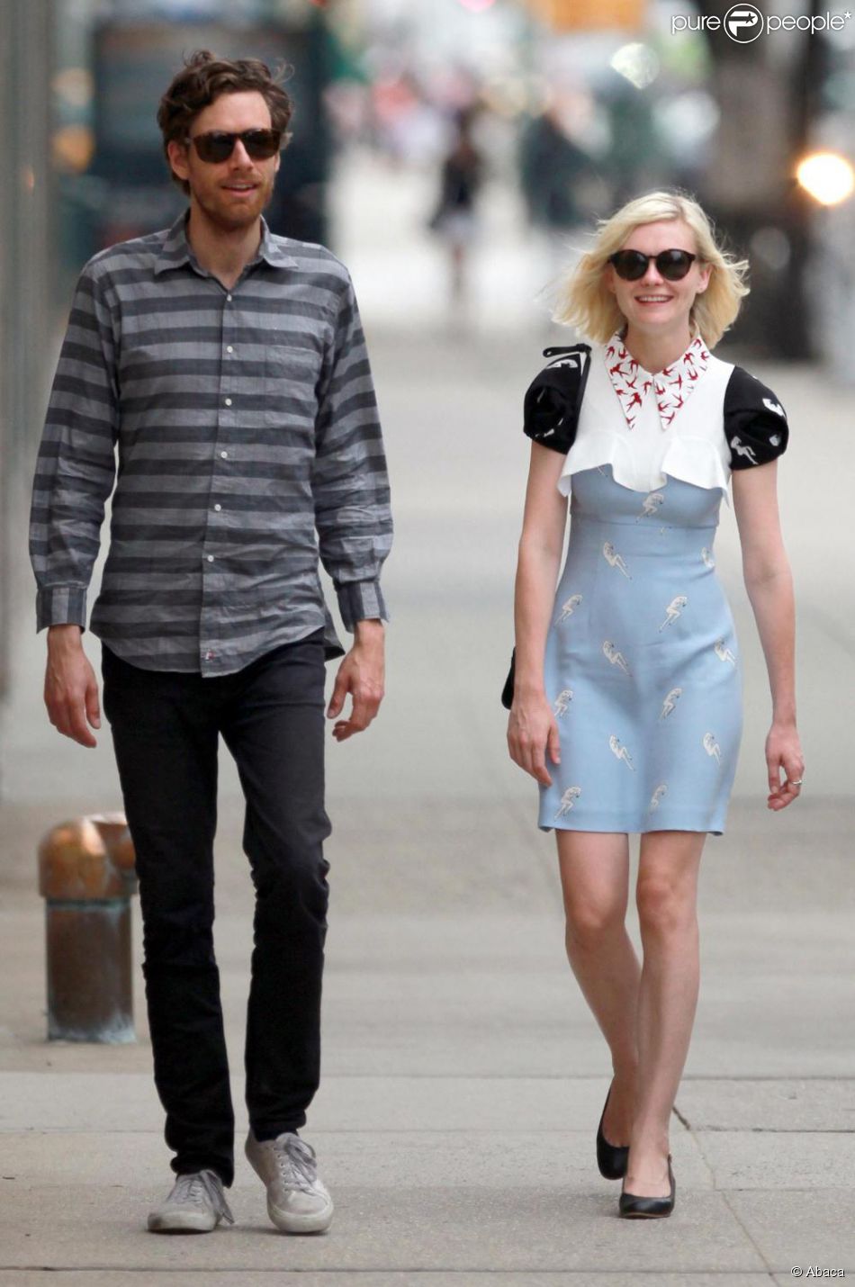 Kirsten Dunst et son petit ami Jason Boesel se promenent dans West ...
