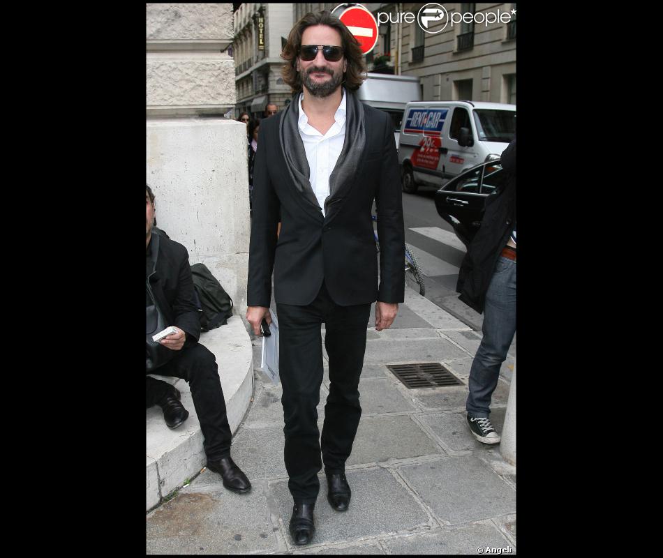 Frédéric Beigbeder arrive au défilé John Galliano collection pret à ...