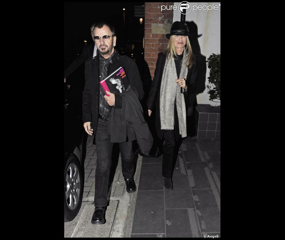 Ringo Starr et son épouse lors du lancement du livre de Mary McCartney ... Ringo Starr et son épouse lors du lancement du livre de Mary McCartney ...