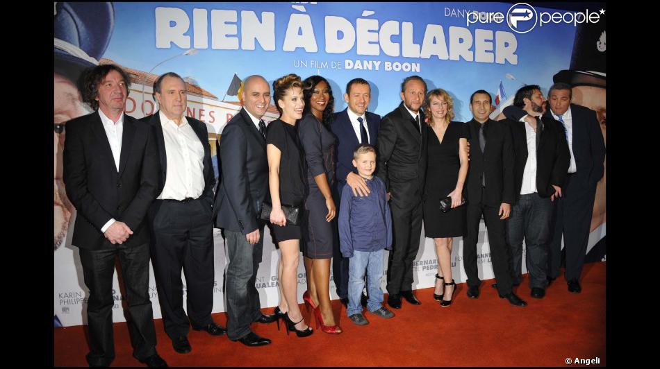 L'équipe du film Rien à déclarer lors de l'avant-première de Rien à ...