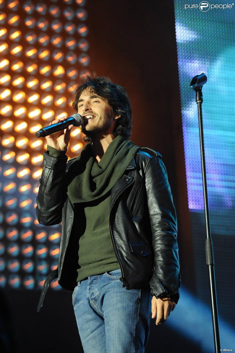 Mickael Miro lors du concert M6 Mobile Music Live à Issy-Les-Moulineaux ...
