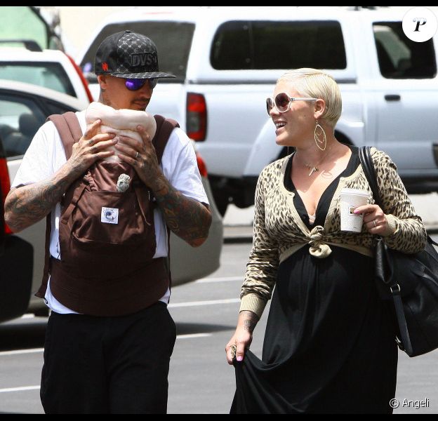 Pink et son mari Carey Hart présentent leur bébé, la jolie Willow ...
