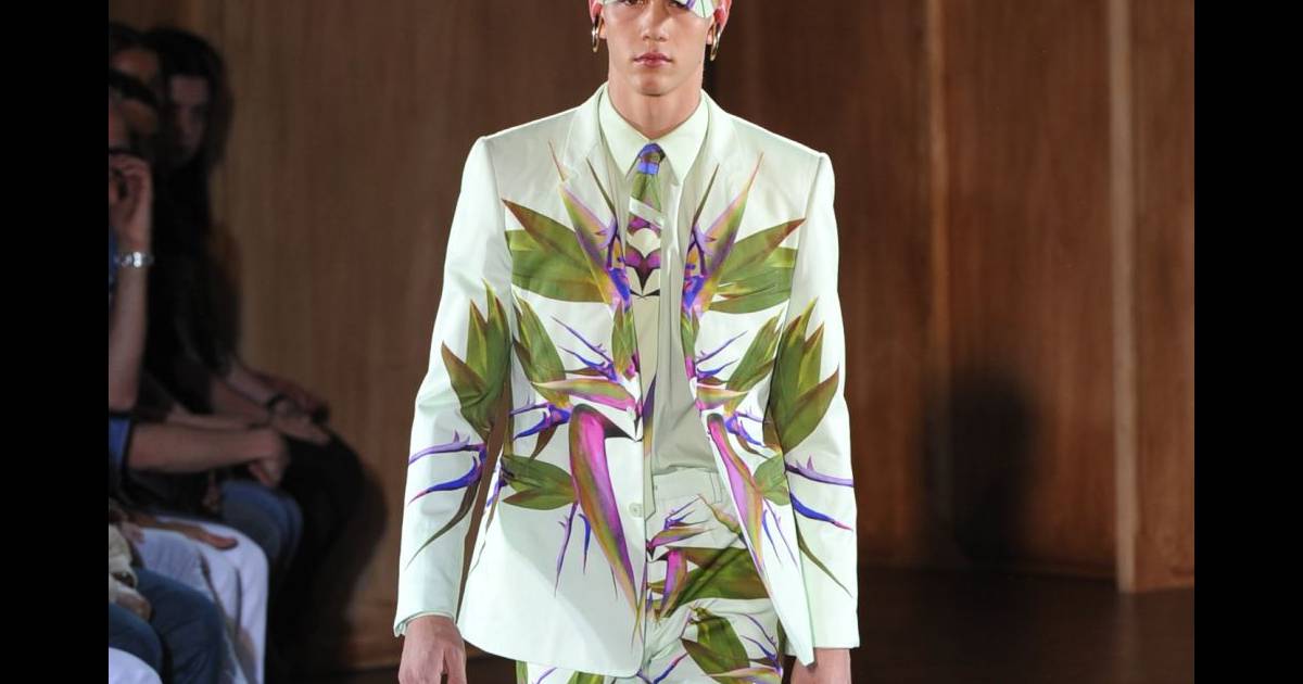 Le mannequin Simone Nobili défilait sur le podium Givenchy pour ...