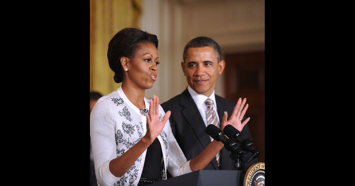 Michelle Obama prononçant un discours sous les yeux de son mari Barack ...