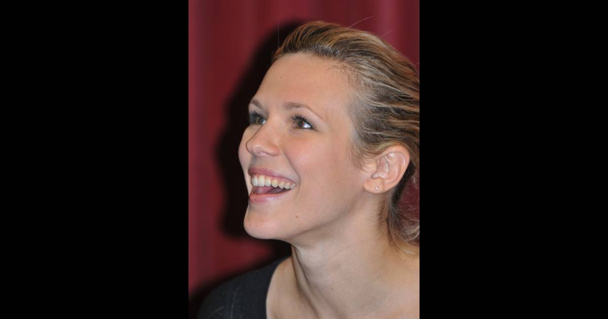 Lorie, très souriante, lorsqu'elle signe quelques autographes pour son ...