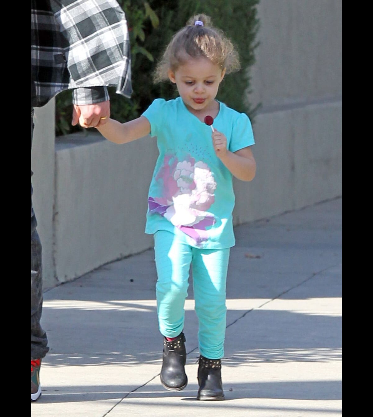 Photo : L'adorable Harlow, quatre ans, tient son père par la main tout ...
