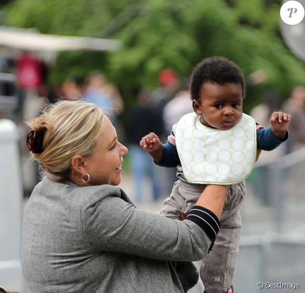 Charlize Theron : Son fils Jackson, craquant à Paris, dans les bras de ...