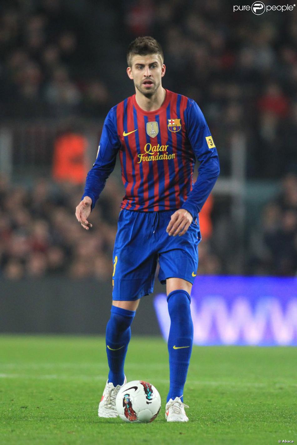 Le footballeur Gerard Piqué sur la pelouse du Camp Nou. Le 3 mars 2012 ...