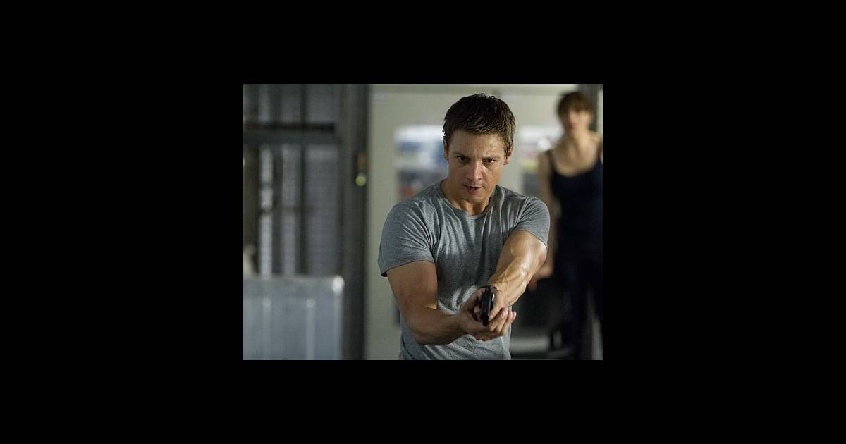 Jeremy Renner dans Jason Bourne : L'héritage, en salles le 19 septembre ...