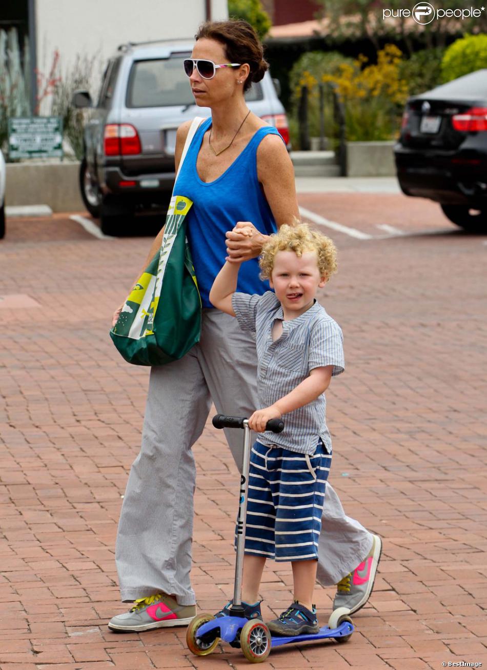Minnie Driver et son blondinet de fils Henry en plein shopping à Malibu ...