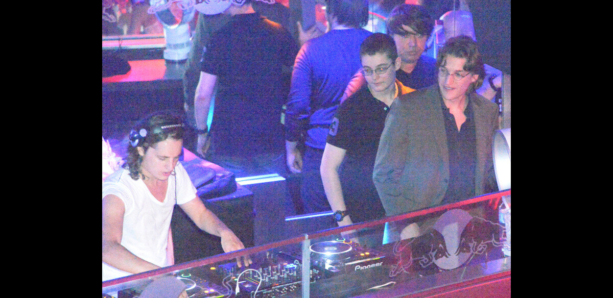 Photo : Pierre Sarkozy, alias DJ Mosey, mixe pendant que ses frères ...