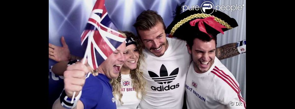 David Beckham au milieu de ses fans dans un studio photo improvisé par ...
