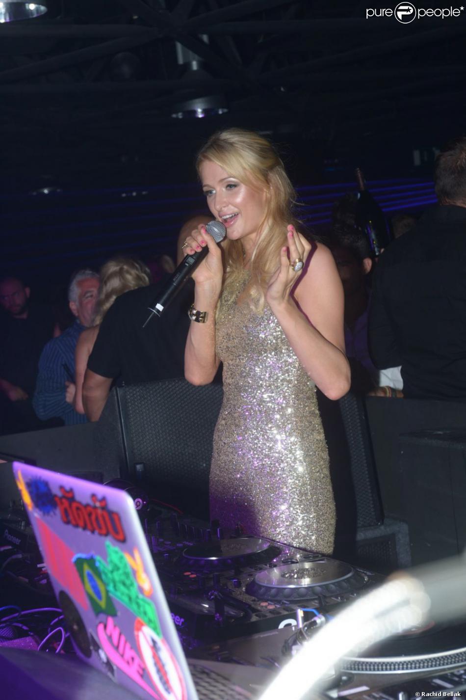 DJ Paris Hilton au Palais Club de Cannes, le 23 juillet 2012. - Purepeople