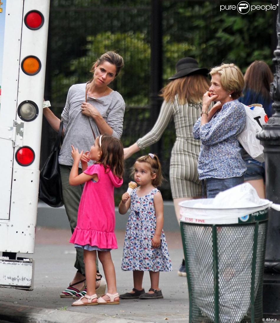 Amanda Peet emmène ses filles Frances, 5 ans, et Molly, 2 ans, prendre ...