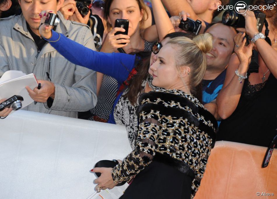 Diane Kruger et une fan à la première du film Inescapable au Festival ...