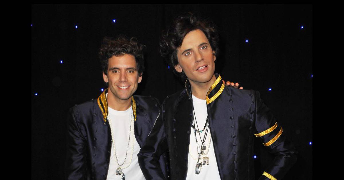 Mika et sa statue de cire au musée Grévin, le 6 décembre 2010. - Purepeople