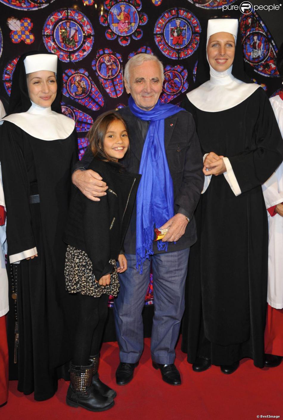 Charles Aznavour et sa petite-fille à la première de Sister Act au ...