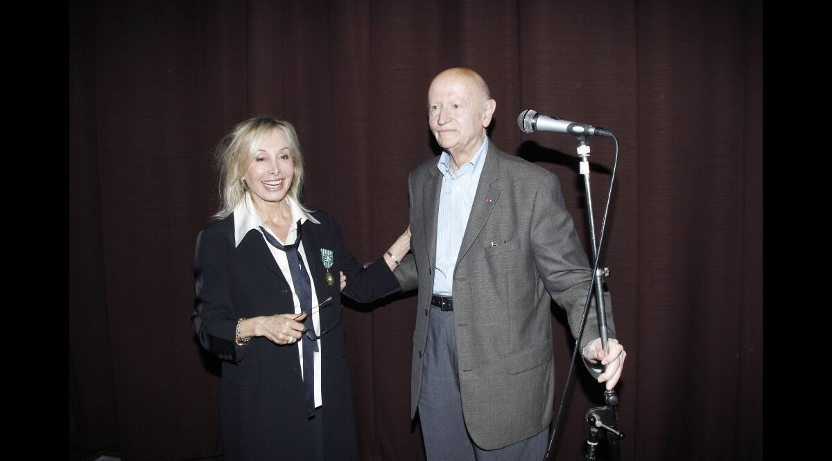 Photo : Gilles Jacob, président du Festival de Cannes, remet les ...