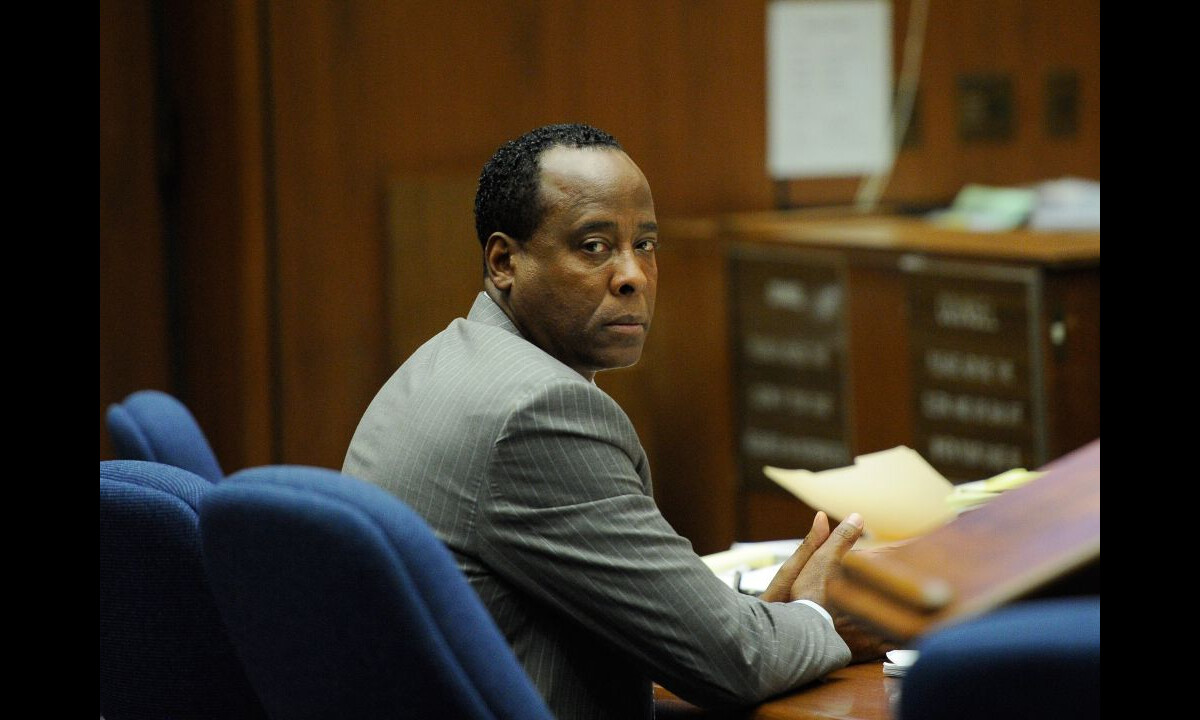 Photo : Conrad Murray au tribunal, à Los Angeles, le 1er novembre 2012 ...