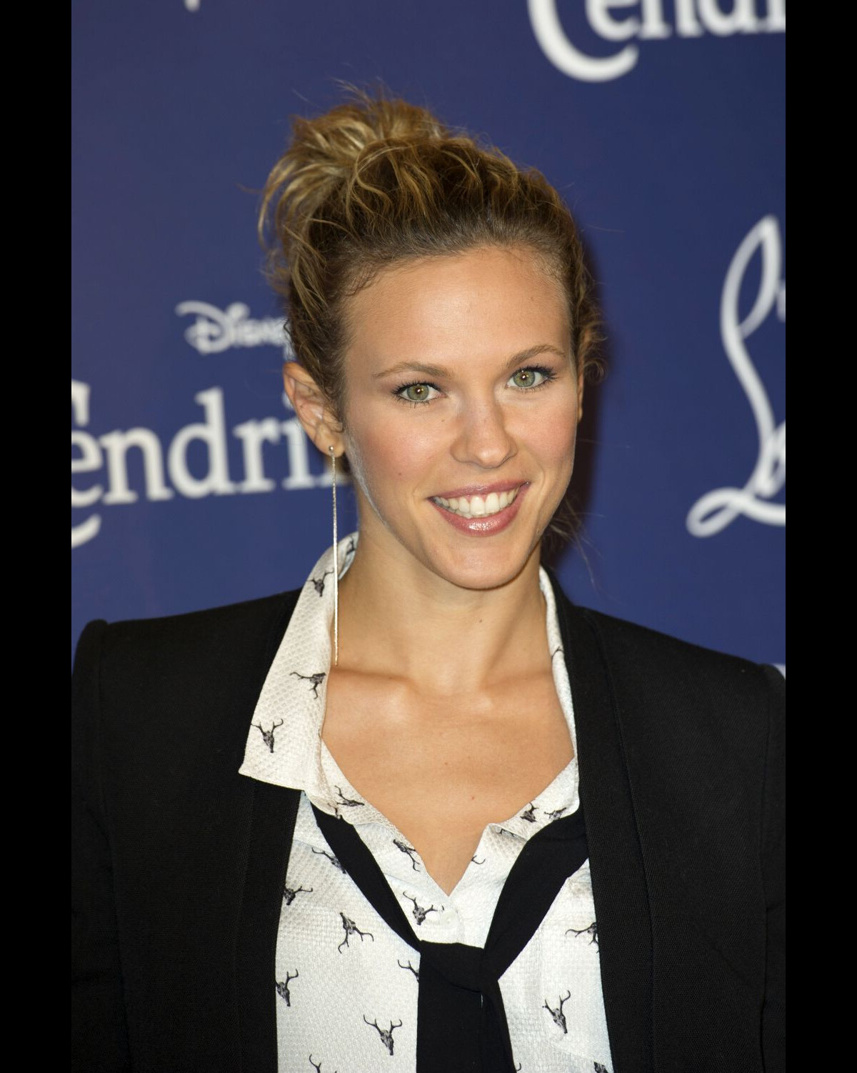 Photo : Lorie participe à l'opération Enchères 2012 pour Un enfant par ...