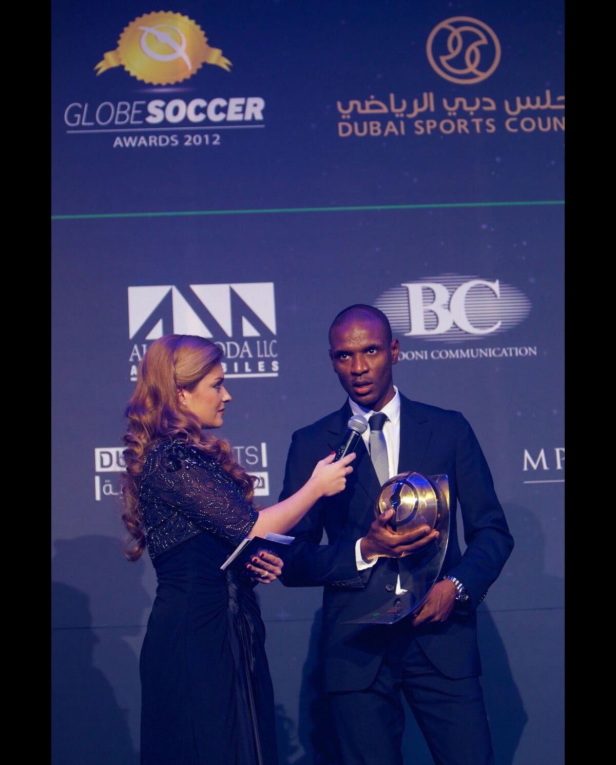 Photo : Eric Abidal a reçu le trophée de la Meilleure carrière au gala ...