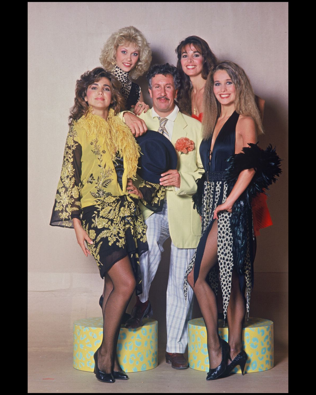 Photo : Stéphane Collaro et ses Coco Girls en 1985 - Purepeople