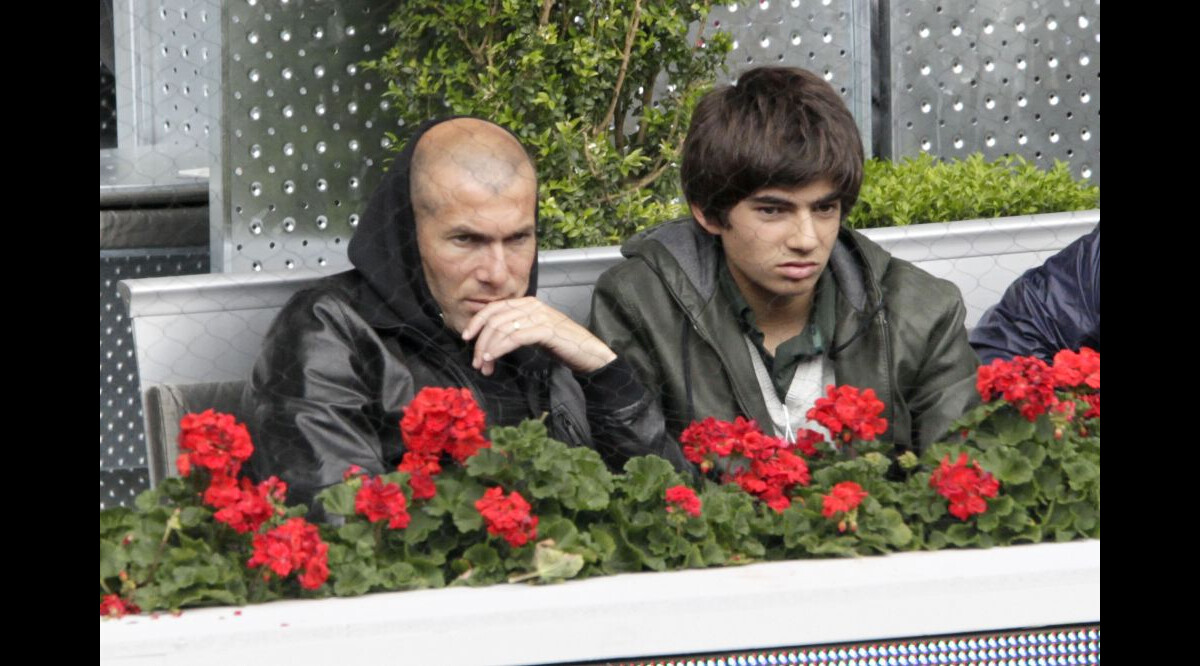 Photo : Zinédine Zidane et son fils Enzo le 12 mai 2010 à Madrid ...