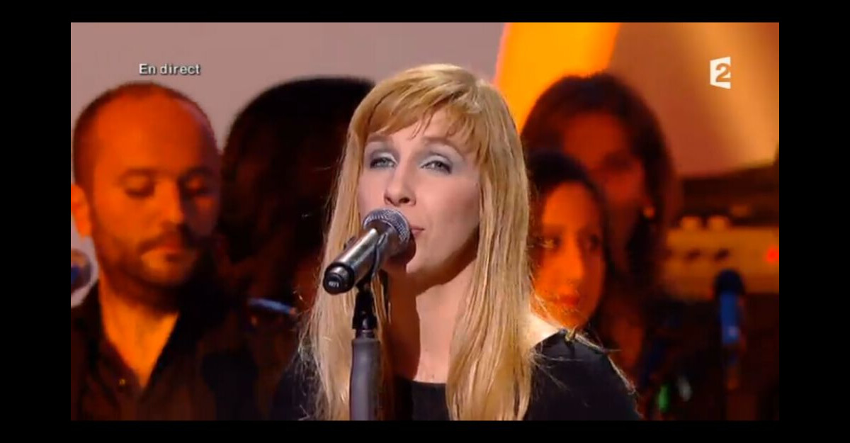 Photo : Barbara Carlotti chante "L'amour, l'argent et le vent" lors des ...