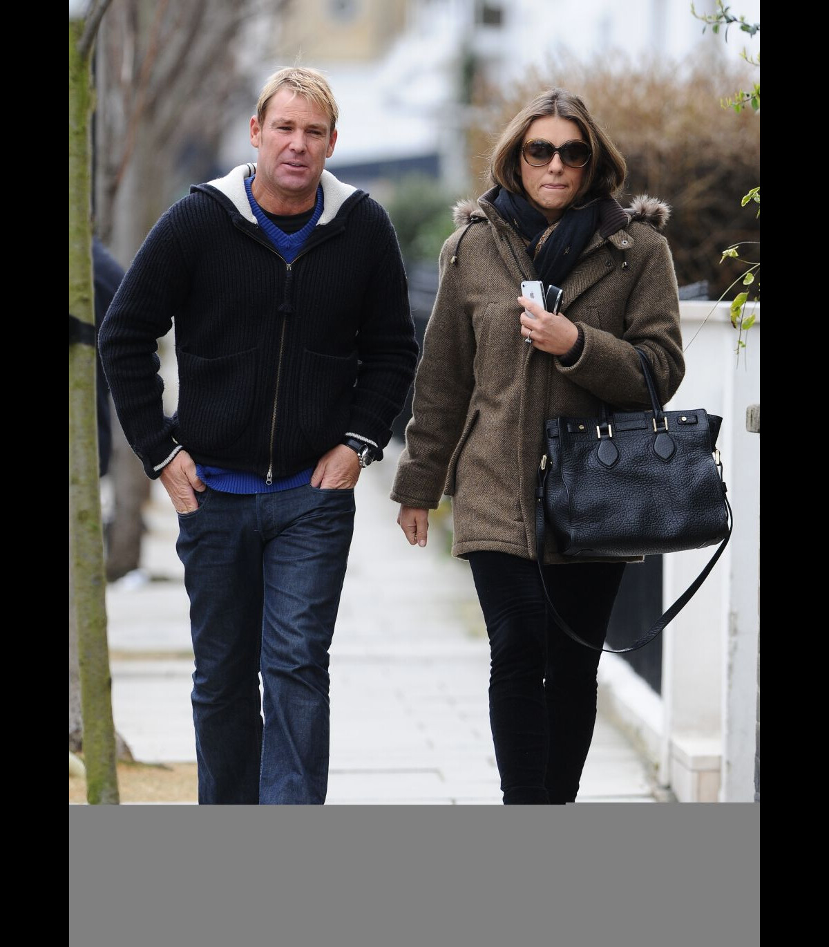 Photo : La superbe Elizabeth Hurley se promène avec son compagnon Shane ...