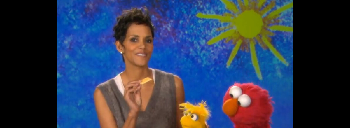 Vidéo : Halle Berry et Elmo en 2012. - Purepeople